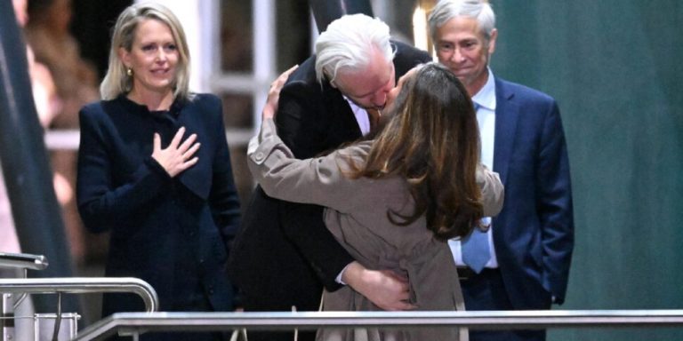 Julian Assange landed in Australia as a free man: the hug with his wife