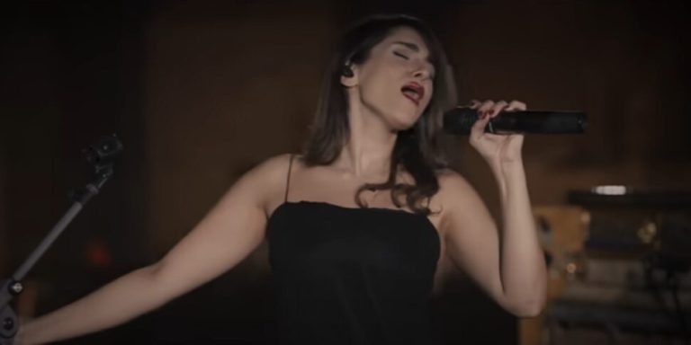 Iranian singer Parastoo Ahmadi defies the ban and performs without a ...