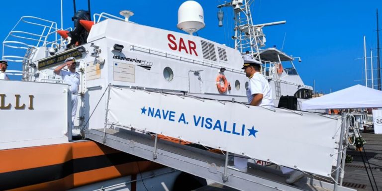 The ship CP 422 "Aurelio Visalli", the commemorative ceremony at the ...