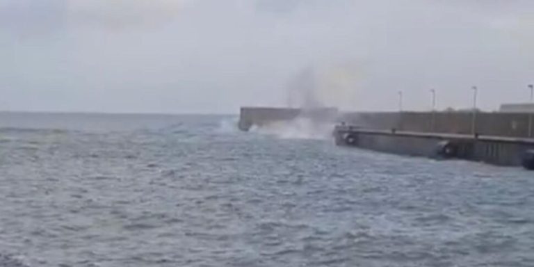 Messina, the strong Scirocco wind forces the closure of the port of ...