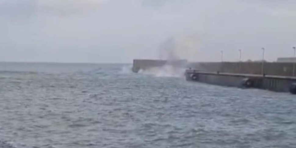 Messina, the strong Scirocco wind forces the closure of the port of ...