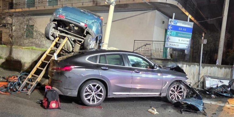Crash in the night in Milazzo, three young people stuck between the ...