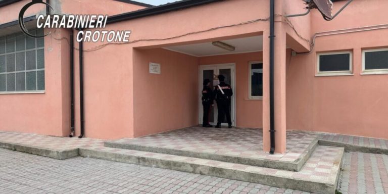 School at risk of collapse, mayor and municipal officials of Isola Capo ...