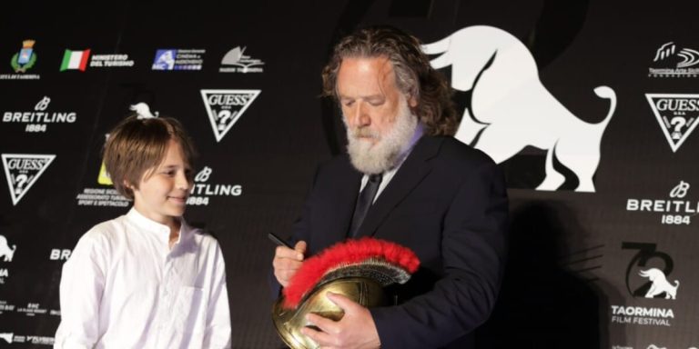 The gladiator Russell Crowe has fun on the red carpet and lights up ...