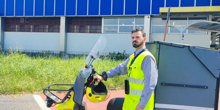 The postman who saved an elderly woman from a house fire in Brescia is ...